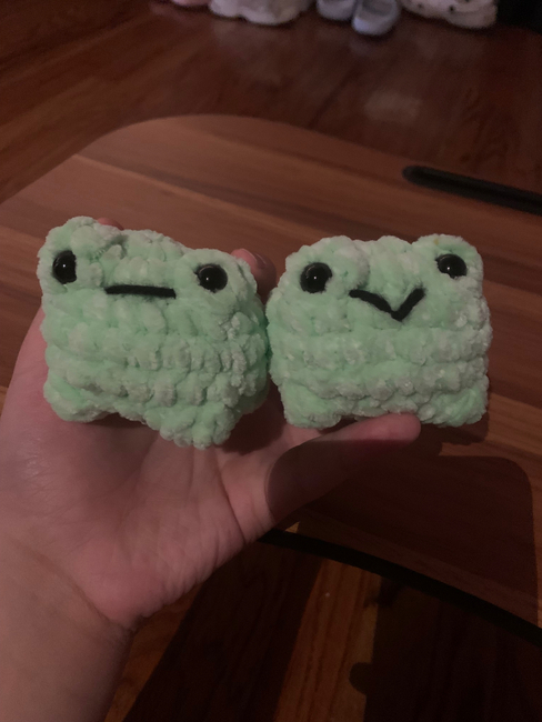 FREE cute pocket frog plush: Crochet pattern | Ribblr