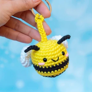 Bee keychain crochet pattern: Crochet pattern | Ribblr