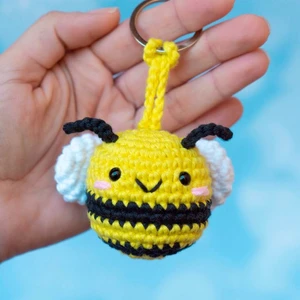 Bee keychain crochet pattern: Crochet pattern | Ribblr